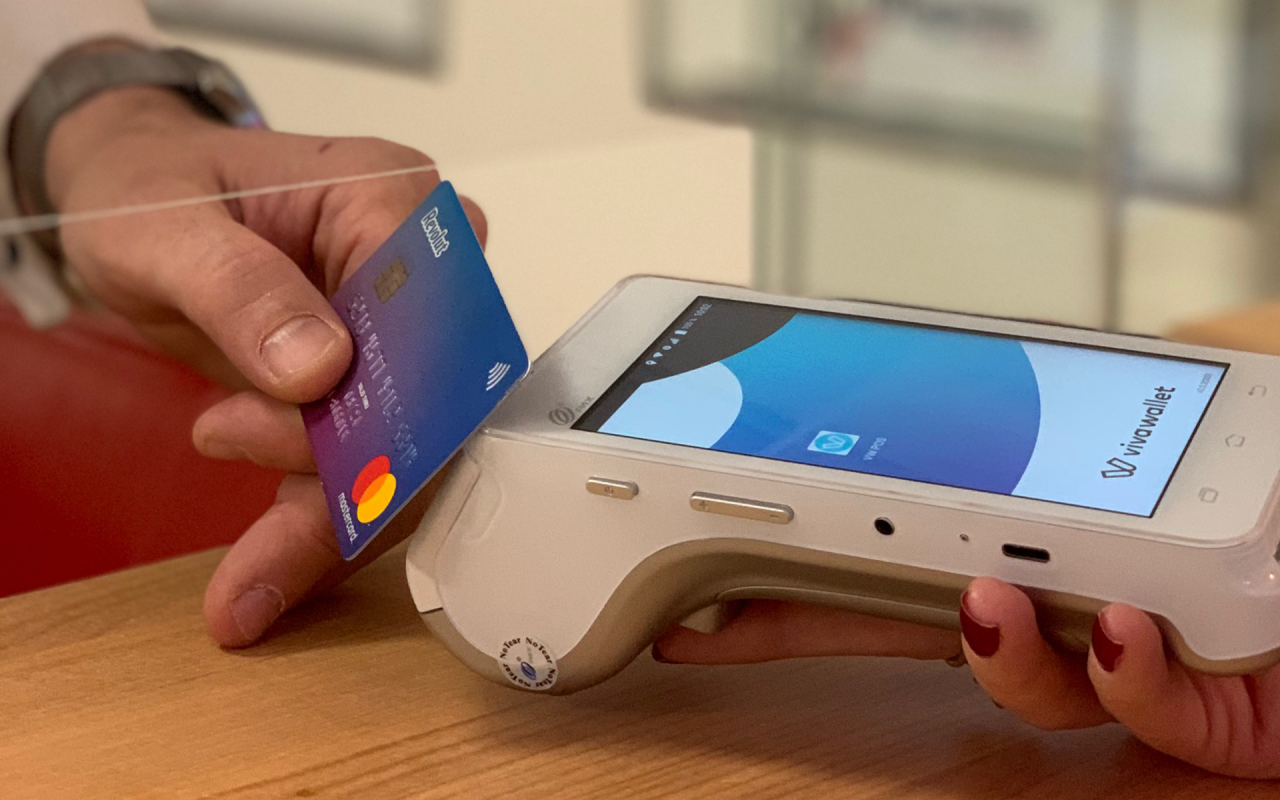 Plata rapida cu cardul la POS - Terminalul bancar PAX Q30 de la Magister